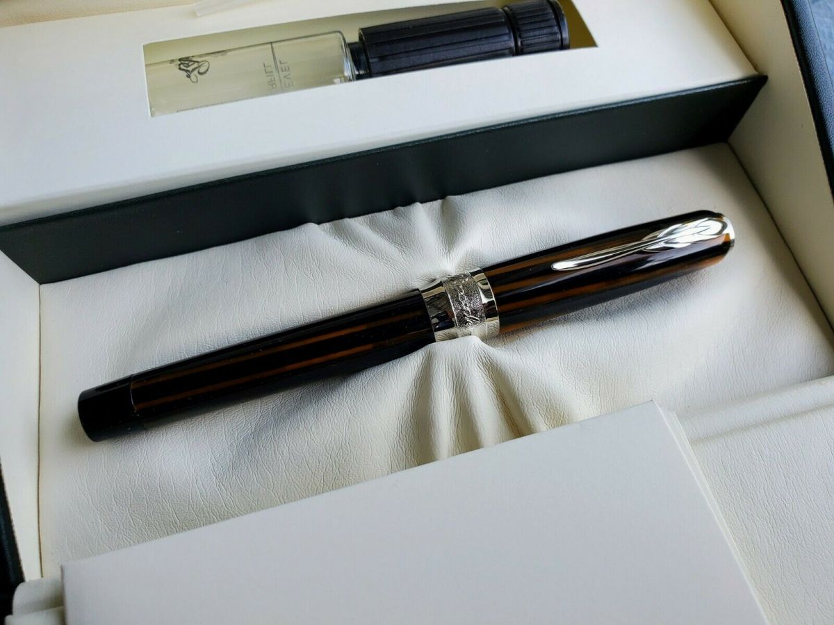 Pineider Arco Blue Bee Fountain Pen