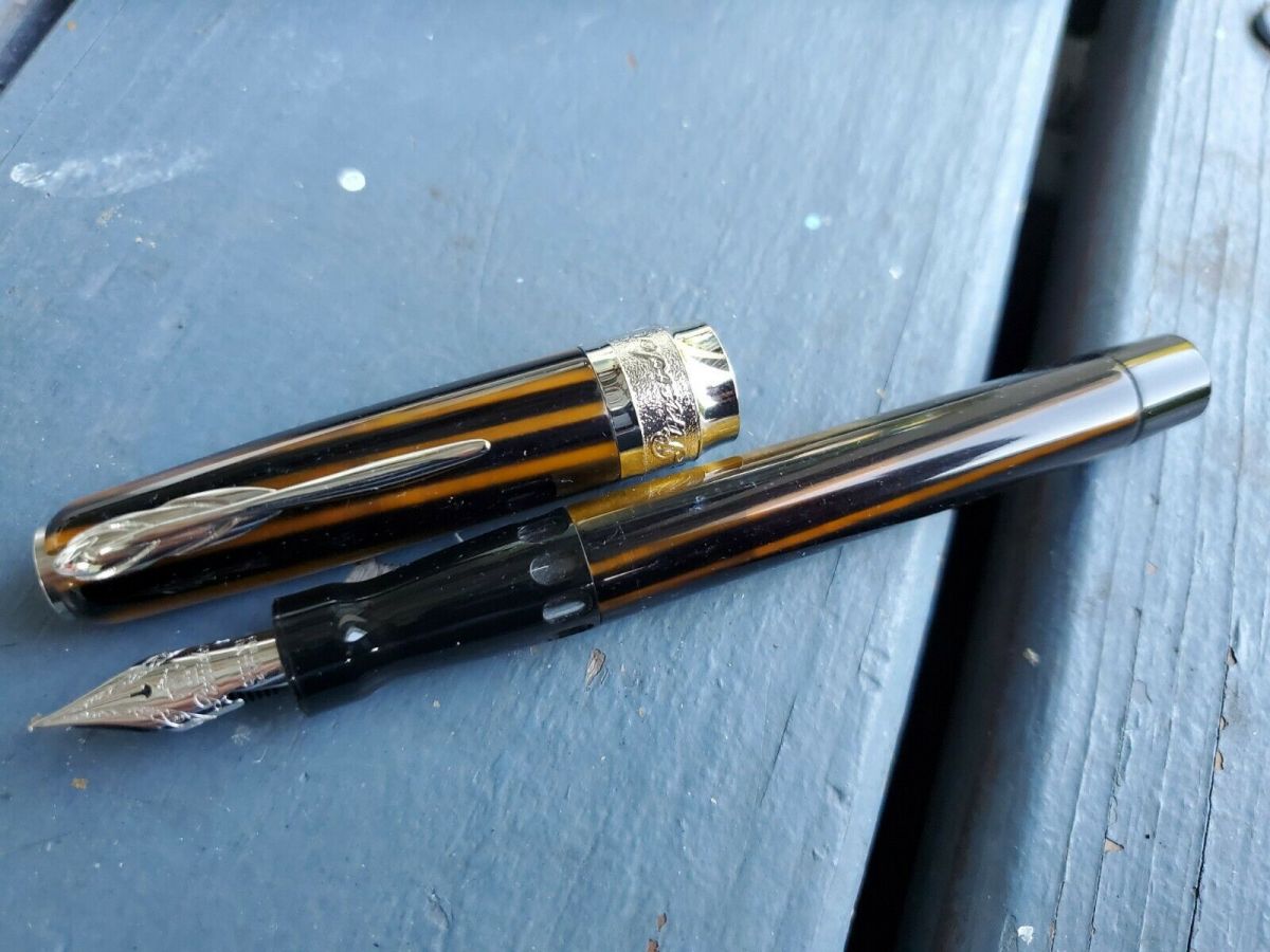 Pineider Arco Blue Bee Fountain Pen